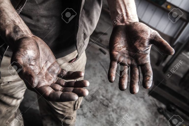 60376674-les-mains-sales-de-mécanicien-à-la-station-de-voiture | Oil ...